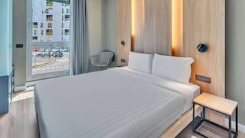 Edredões de penas, minibar, cofre no quarto, secretária