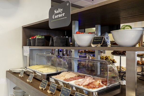 Café da manhã com buffet todos os dias (EUR 12 por pessoa) 