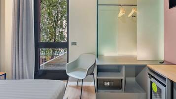 Quarto Individual Standard | Edredões de penas, minibar, cofre no quarto, secretária