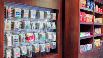 Loja com prateleiras repletas de diversos produtos.