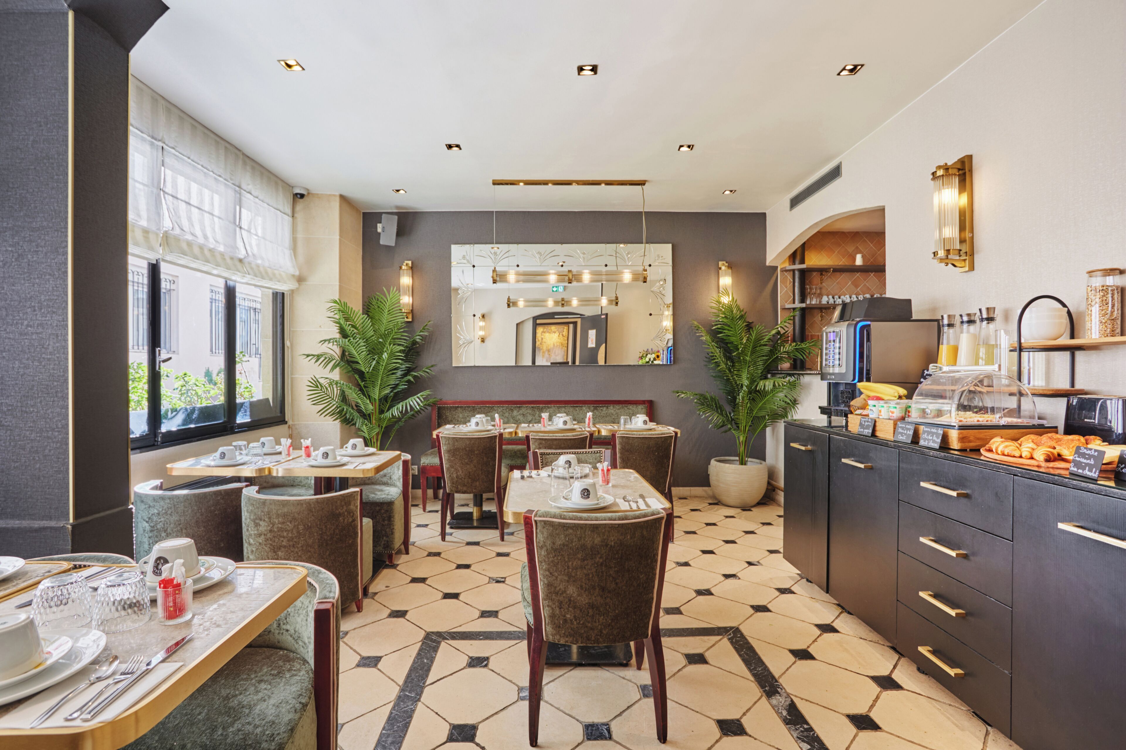 Pequeno-almoço tipo buffet diário (14 EUR por pessoa) 