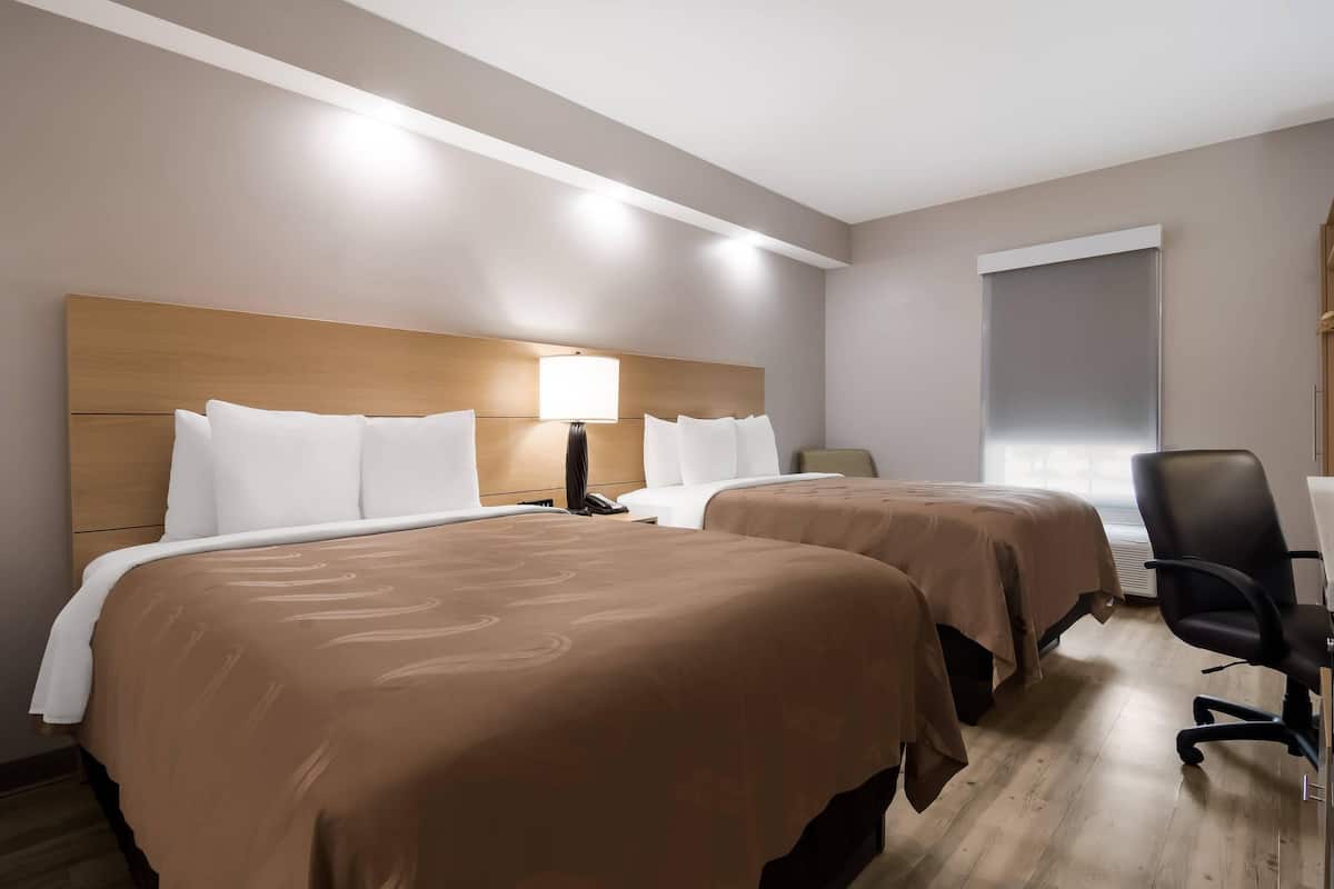 Secretária, ferro/tábua de engomar, Wi-fi grátis