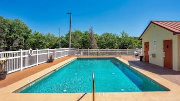 Piscina externa, funciona das 9h às 21h, espreguiçadeiras