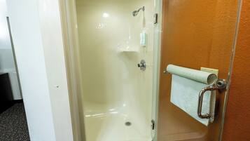 Quarto, 1 cama de casal, não fumadores | Casa de banho | Um polibã, um secador de cabelo, toalhas fornecidas, sabão