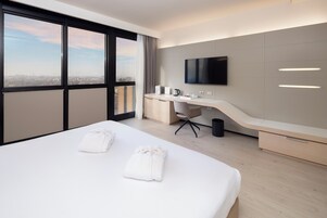 Quarto luxo, 1 cama King | Frigobar, cofres nos quartos, individualmente decorados, escrivaninha