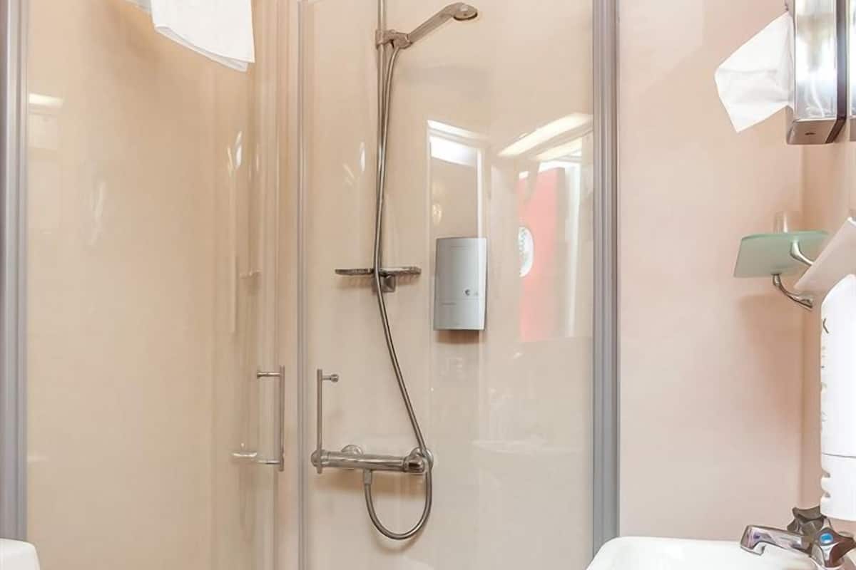 Casa de banho | Um polibã, um secador de cabelo, roupões, toalhas fornecidas