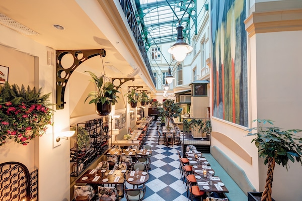 2 restaurantes, almoços servidos