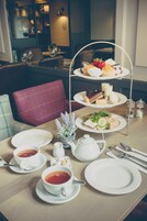 Café da manhã, almoço e jantar; culinária internacional 