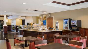 Café da manhã para viagem grátis durante a semana