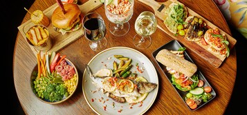 Pequenos-almoços, almoços, jantares servidos, com vista para o jardim 