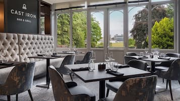 Serviço de café da manhã, culinária britânica, vistas para o jardim