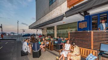 2 bares/lounges, um bar junto à piscina