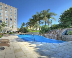 Piscina externa, espreguiçadeiras