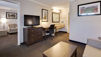 Cofres nos quartos, espaço de trabalho para notebook, cortinas blackout