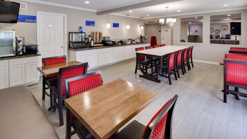 Café da manhã com buffet grátis todos os dias