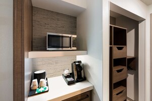 Suite, 2 camas queen-size, acessível (Mobility & Hearing, Roll-in Shower) | Secretária, secretária adequada para computadores portáteis 