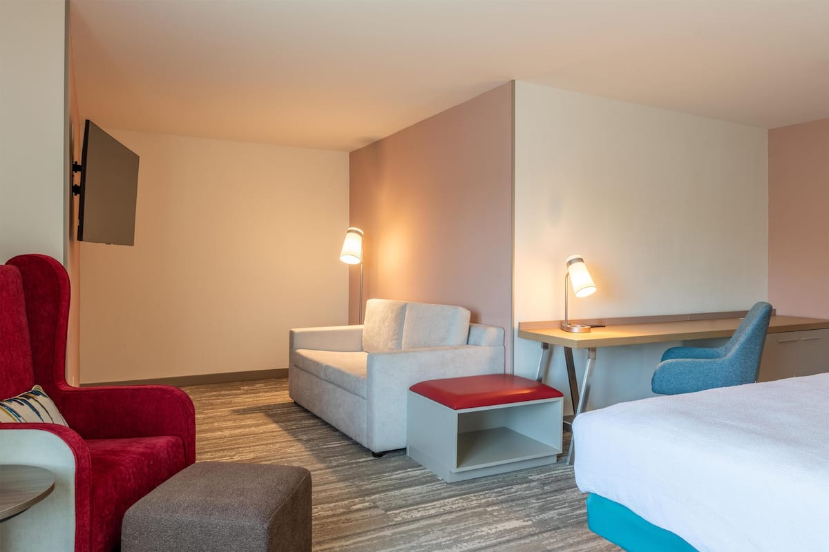 Quarto luxo, 1 cama King | Área de estar | TV LCD 36 polegadas com canais a cabo, TV, filmes pagos