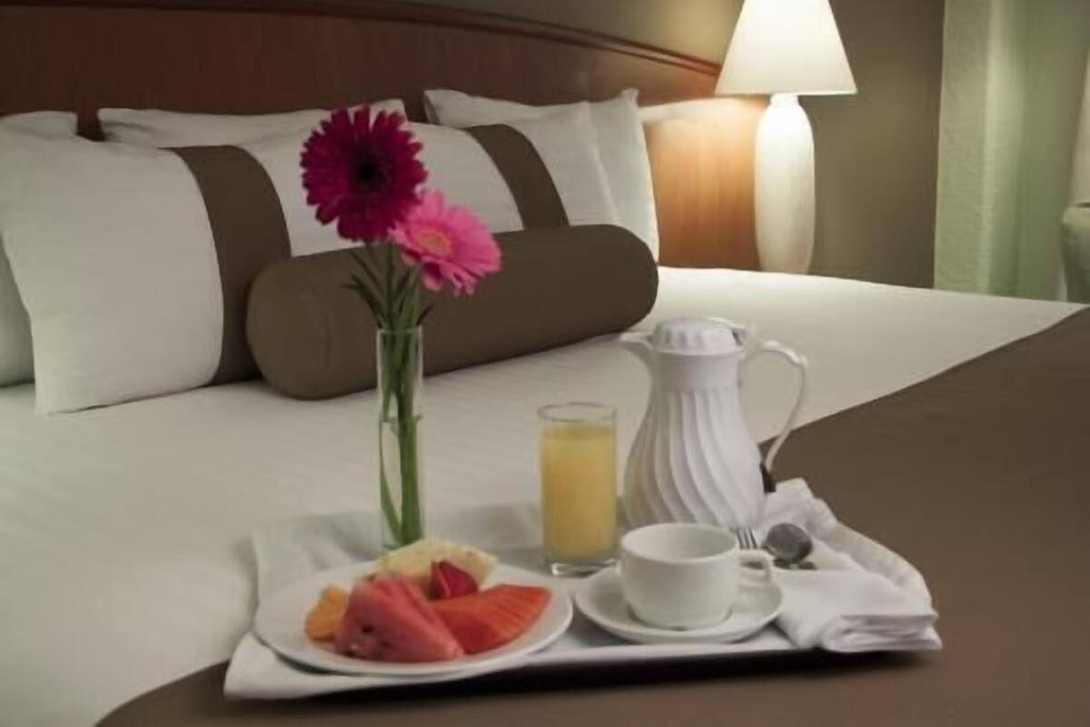 Escrivaninha, cortinas blackout, ferros/tábuas de passar roupa