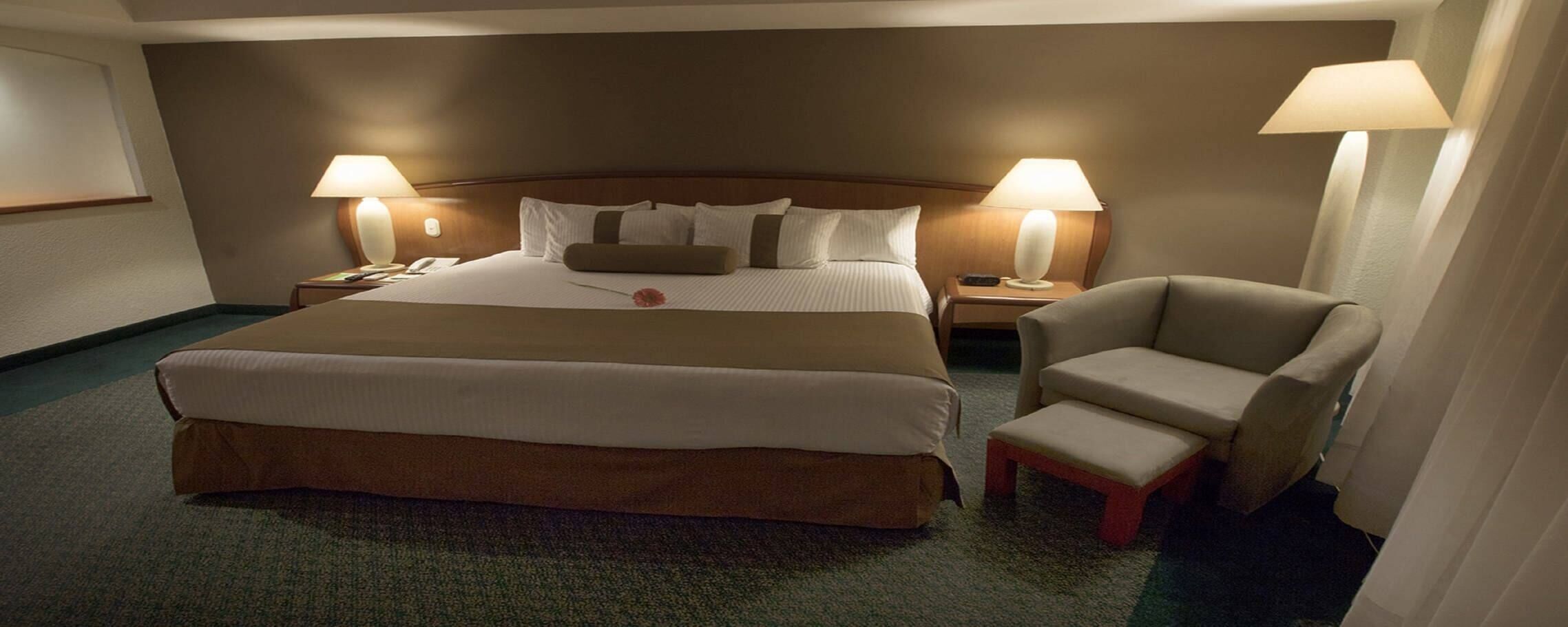 Secretária, cortinas/cortinados opacos, ferro/tábua de engomar 