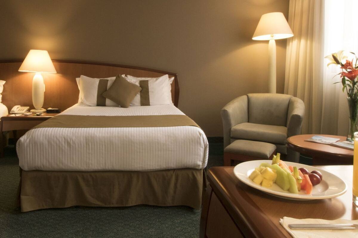 Escrivaninha, cortinas blackout, ferros/tábuas de passar roupa