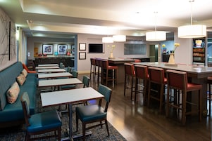 Café da manhã com buffet grátis todos os dias