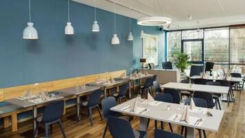 Café da manhã com buffet grátis todos os dias