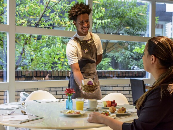 Café da manhã, almoço e jantar; culinária internacional 