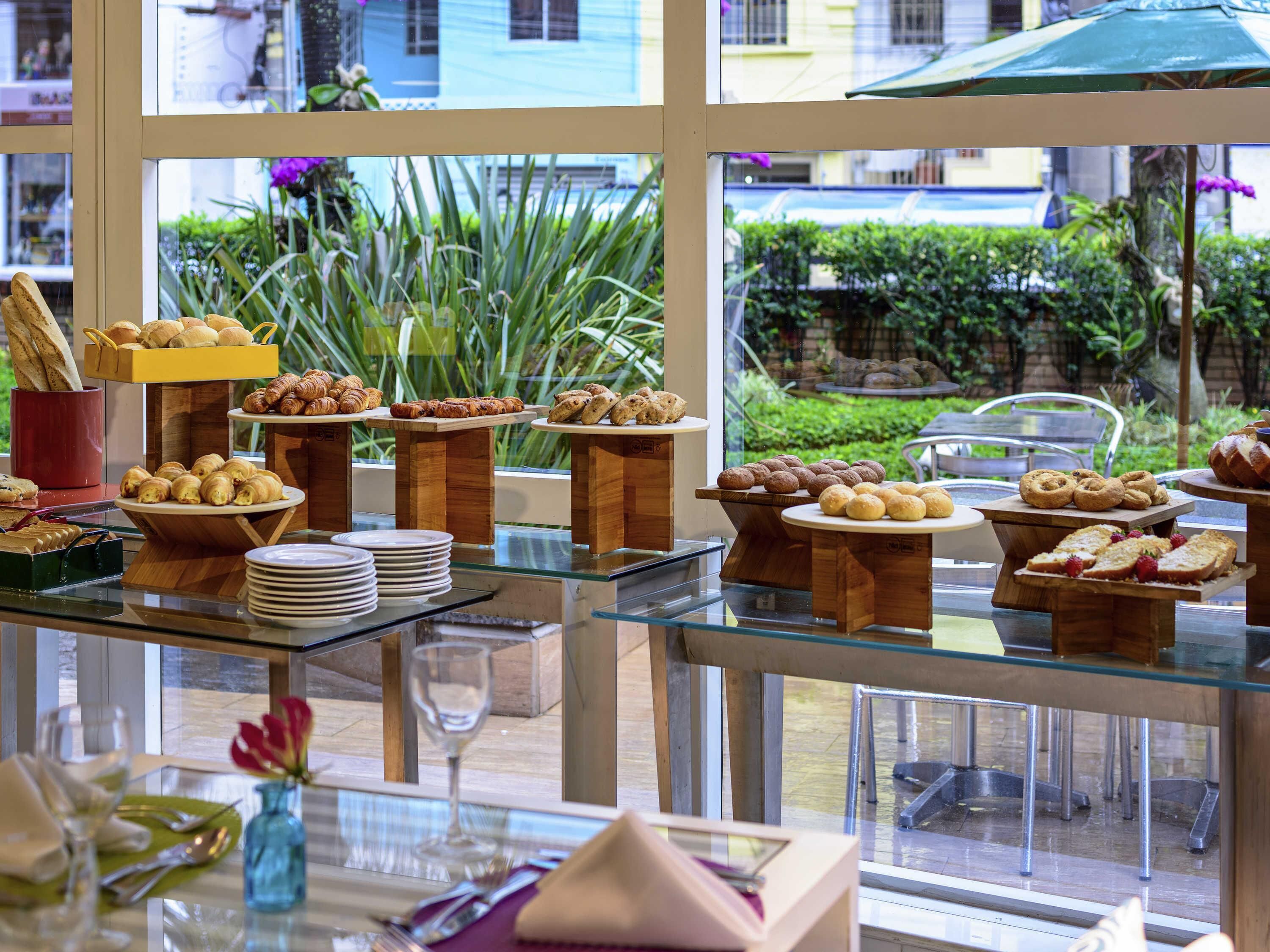 Pequenos-almoços, almoços, jantares servidos, cozinha internacional 