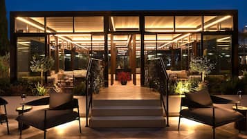 2 bares/lounges