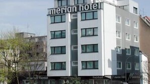 Um edifício moderno de hotel com uma placa indicando 