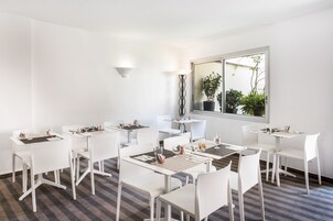 Café da manhã com buffet todos os dias (EUR 14.50 por pessoa) 