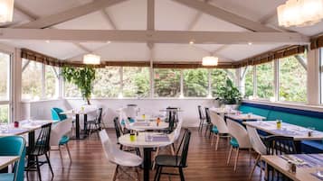 Pequenos-almoços e jantares servidos, incluindo cozinha internacional