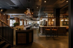 Almoço, jantar e brunch aos fins de semana; culinária americana 