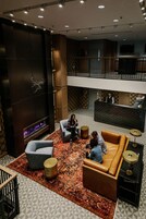 Um hall amplo com lareira, área de estar e balcão de recepção.
