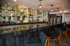 3 bares/lounges, um bar à beira da piscina, um bar junto à piscina 