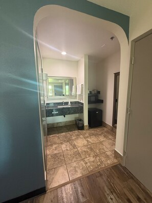 Quarto, 1 cama king-size, não fumadores | Casa de banho | Artigos de higiene pessoal grátis, um secador de cabelo 