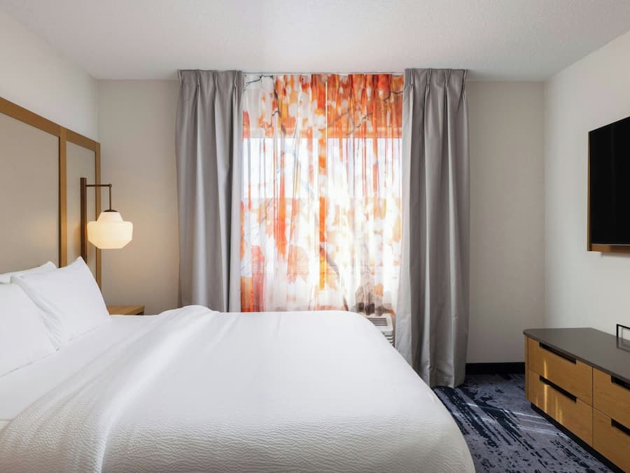 Secretária, cortinas/cortinados opacos, ferro/tábua de engomar