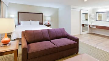 Quarto, 1 cama king-size, frigorífico | Cofre no quarto, secretária, cortinas/cortinados opacos