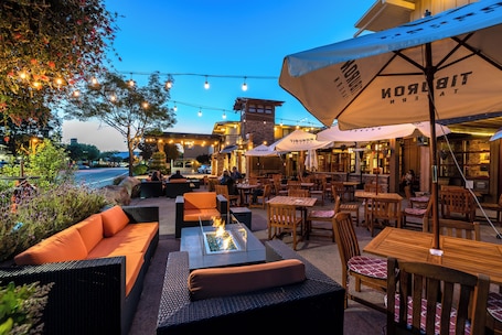 Pequenos-almoços, almoços, jantares servidos, cozinha americana