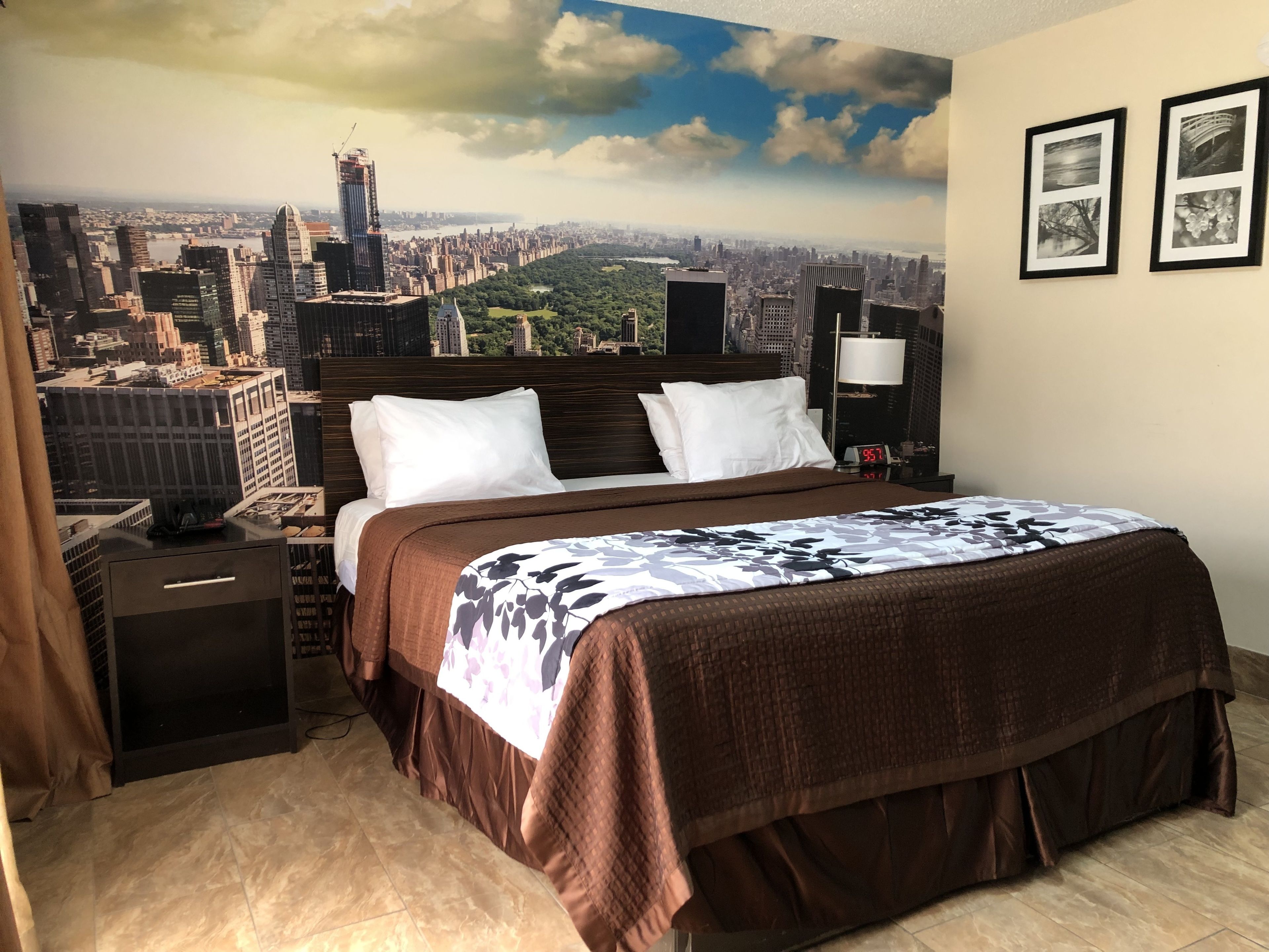 Roupas de cama premium, cofres nos quartos, escrivaninha
