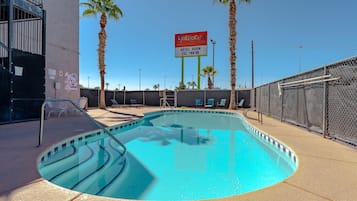 Piscina exterior sazonal