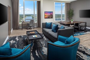 Edredons de pluma, cofres nos quartos, escrivaninha, cortinas blackout