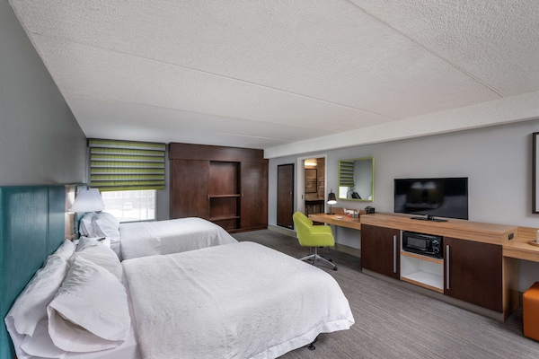 Quarto, 2 camas queen-size, acessível, não fumadores | Roupa de alta qualidade, cofre no quarto, cortinas/cortinados opacos