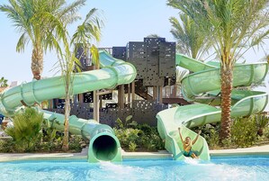 2 piscinas externas, barracas, guarda-sóis