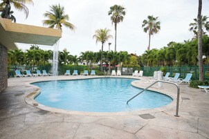 Piscina externa, funciona das 8h às 20h, espreguiçadeiras