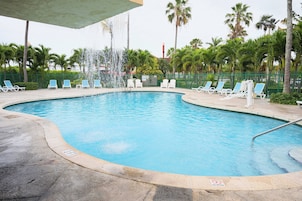 Piscina exterior, da(s) 8:00 à(s) 20:00, espreguiçadeiras