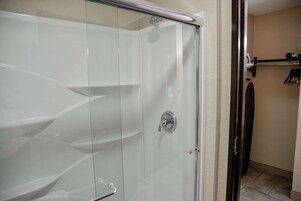 Suite-Estúdio, 1 cama king-size, não fumadores | Roupa de alta qualidade, secretária, cortinas/cortinados opacos 