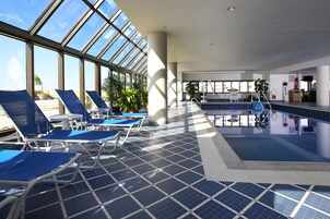 Piscina interna, piscina externa sazonal, barracas, guarda-sóis