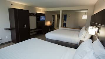 Suite, várias camas | Cofre no quarto, secretária, cortinas/cortinados opacos