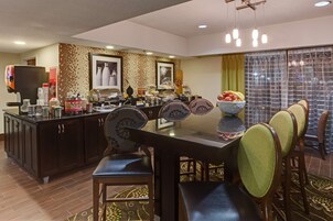 Café da manhã com buffet grátis todos os dias